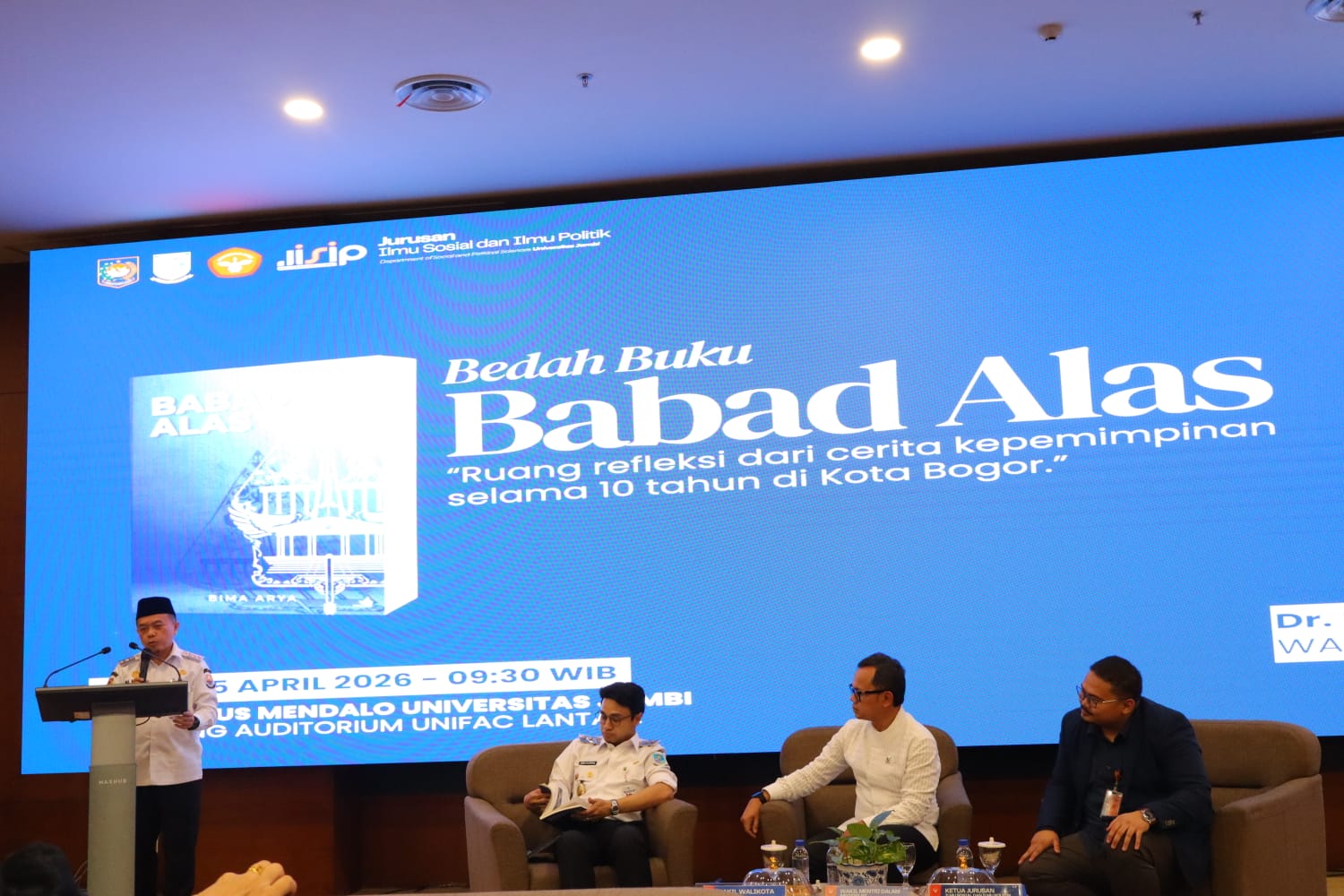 Gubernur Al Haris Hadiri Bedah Buku Babad Alas, karya Autobiografi ...